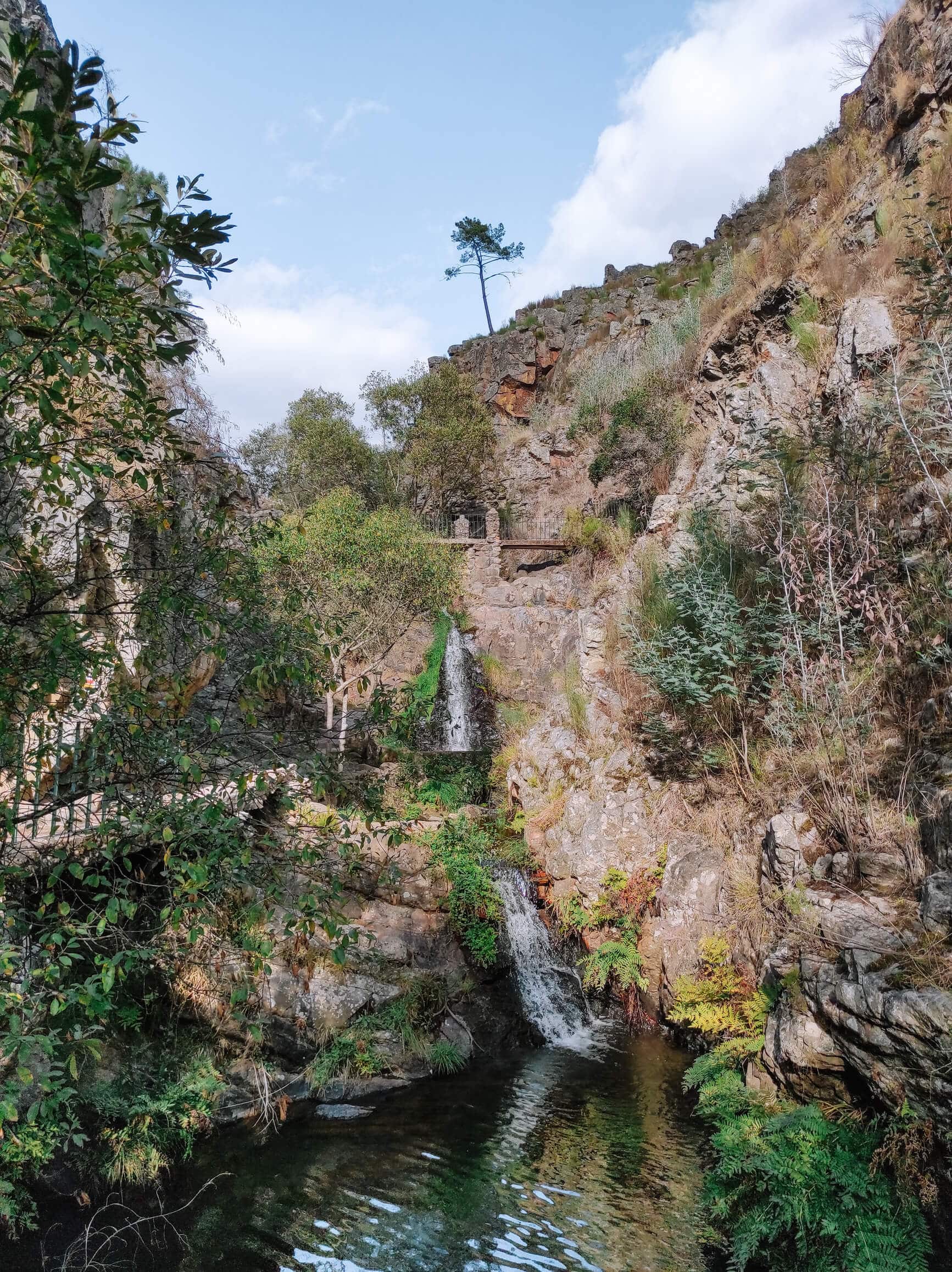 Como visitar o Penedo Furado: cascata, praia fluvial e passadiço (guia ...