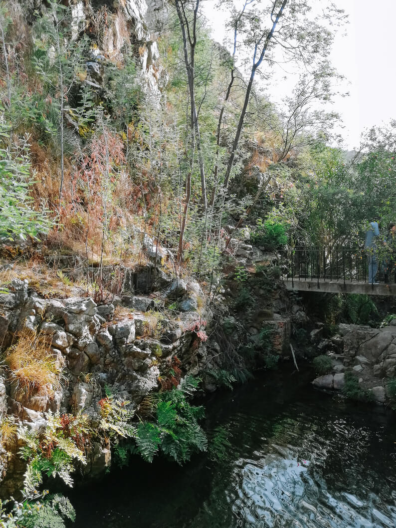 Como visitar o Penedo Furado: cascata, praia fluvial e passadiço (guia ...